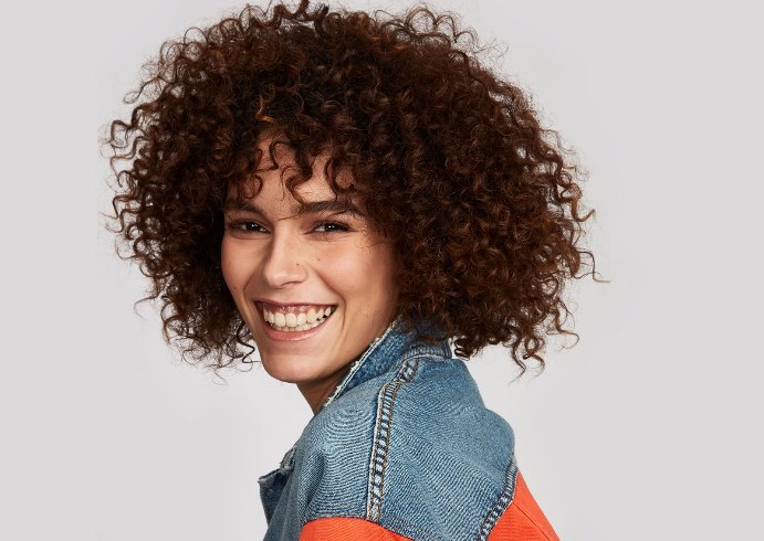 Taglio corto riccio: quali sono le tipologie e come portarle - Lifestar.it